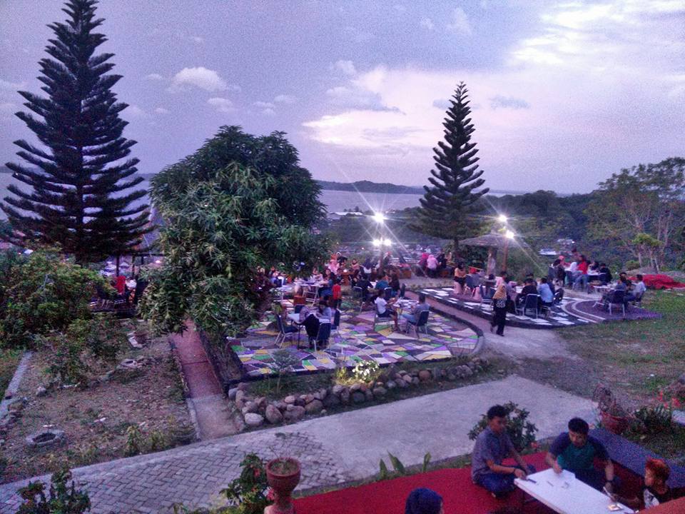 Menikmati Parepare dari Ketinggian, di D'daenk Cafe House