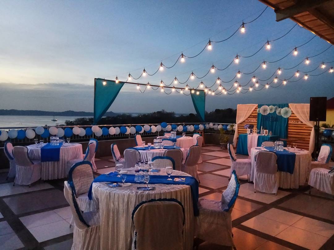 Asyiknya Nikmati Sunset di Rooftop Cafe Hotel Kenari