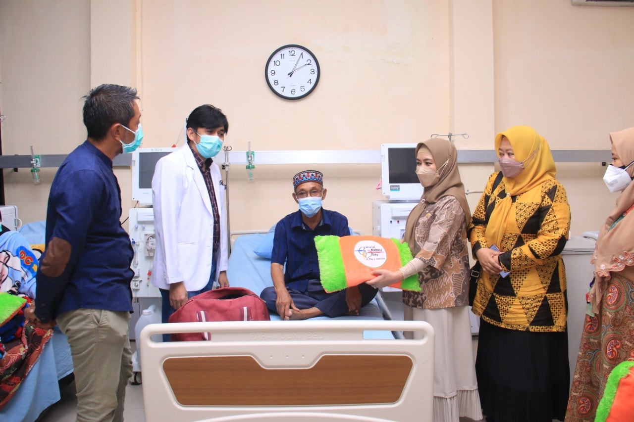 Direksi RS Andi Makkasau Kunjungi dan Motivasi Pasien Hemodialisa