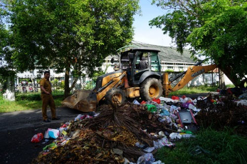 DLH Sidrap Kerahkan 13 Truk dan 1 Alat Berat Tangani Sampah
