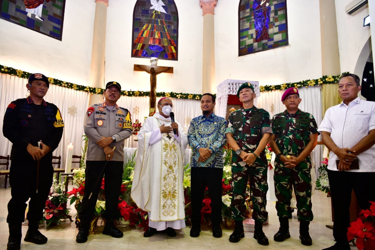 Gubernur Sulsel Cek Keamanan Natal di Gereja Katedral dan Gereja Katolik Kristus Raja