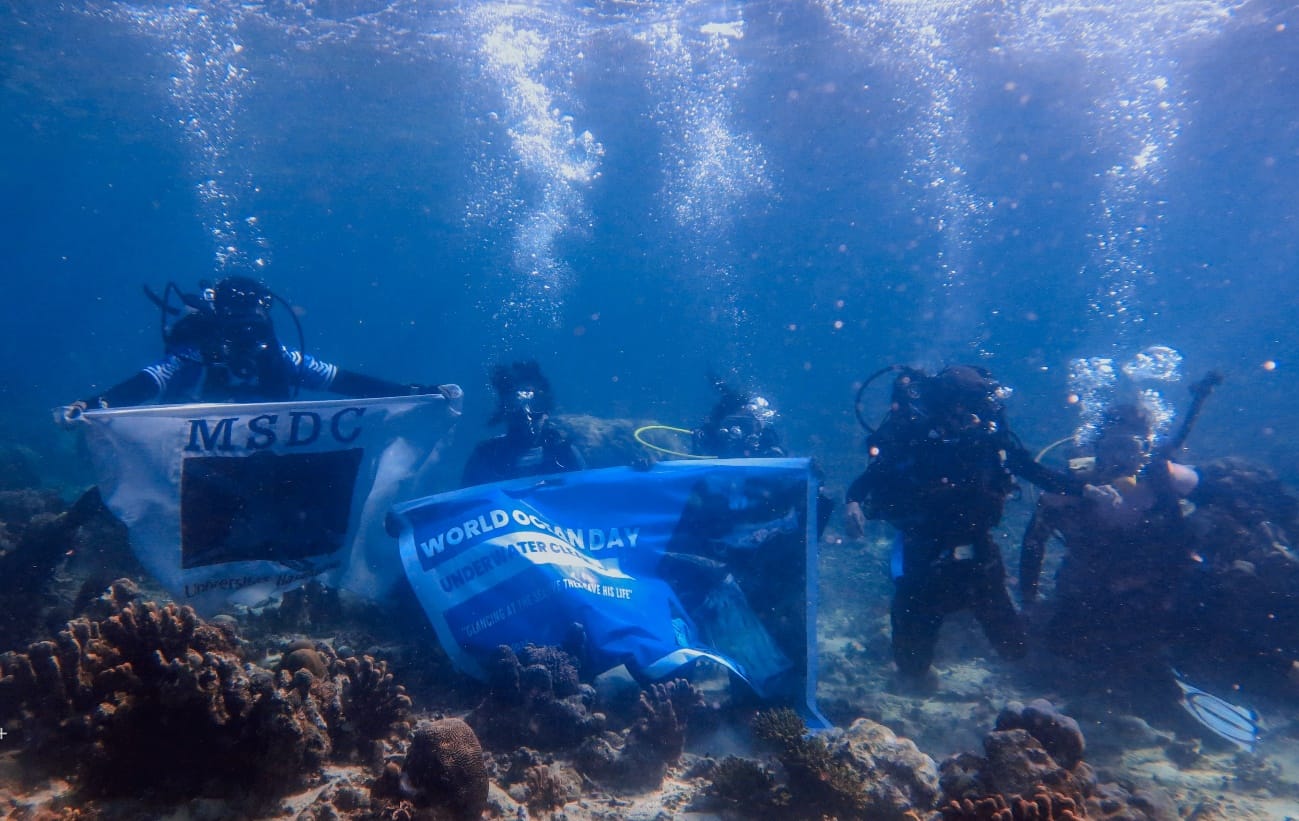 MSDC Unhas Gelar Aksi Underwater Clean Up di Pulau Barrang Lompo