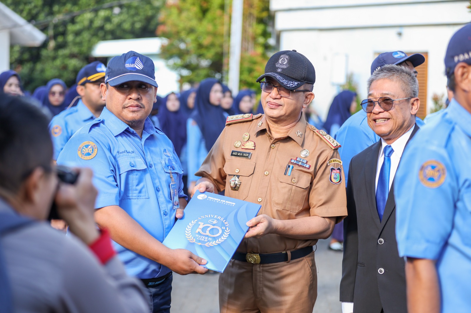 HUT 100 Tahun, PDAM Makassar Beri Penghargaan kepada 36 Karyawan Loyal