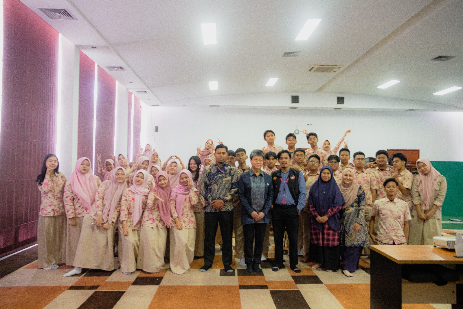 Ajarkan Kepemimpinan, SMA Bosowa School Makassar Gelar LDKS 2025